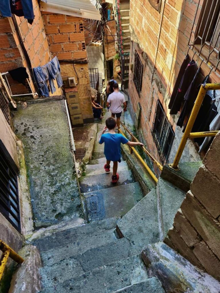 Best Comuna 13 Tour: Inside The Vibrant Community